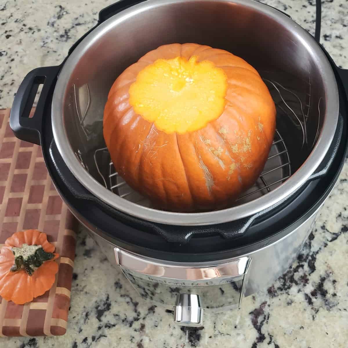 How to Cook a Whole Pumpkin in an Instant Pot (Homemade Pumpkin Puree ...